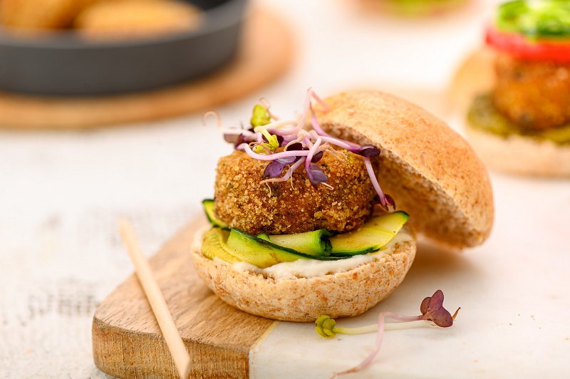 Mini Burger alla mediterranea. Piatto pronto a basso contenuto d ...