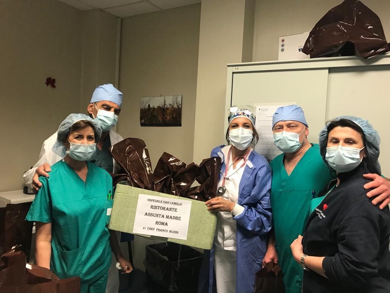 Assunta Madre dona il pranzo ai medici del San Camillo di Roma