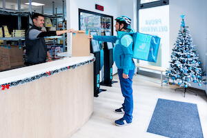 Deliveroo, "hop" arriva a Roma con Carrefour per consegnare la spesa in ...